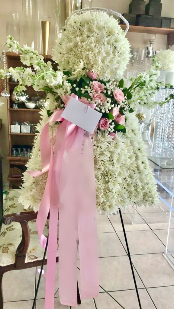 GLW079 - WHITE FLOWERS ANGEL AND ROSES | Gladys Flowers